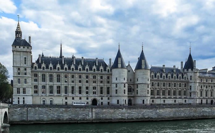 Visitando las islas de París en el río Sena